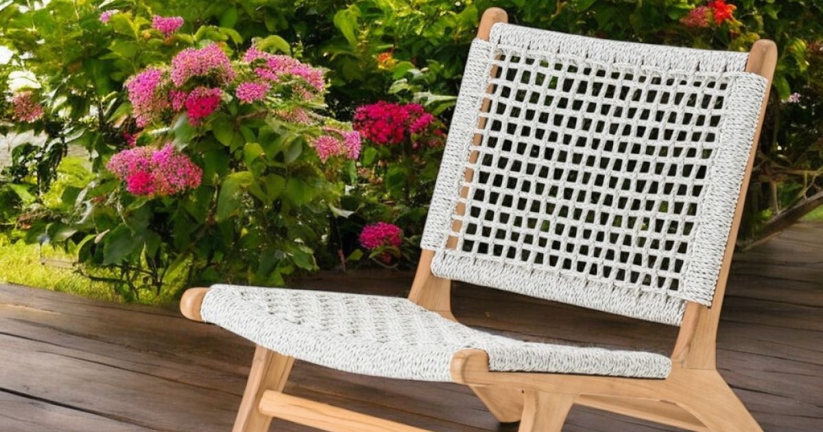 Sillón de exterior en teca y cuerda tejida.