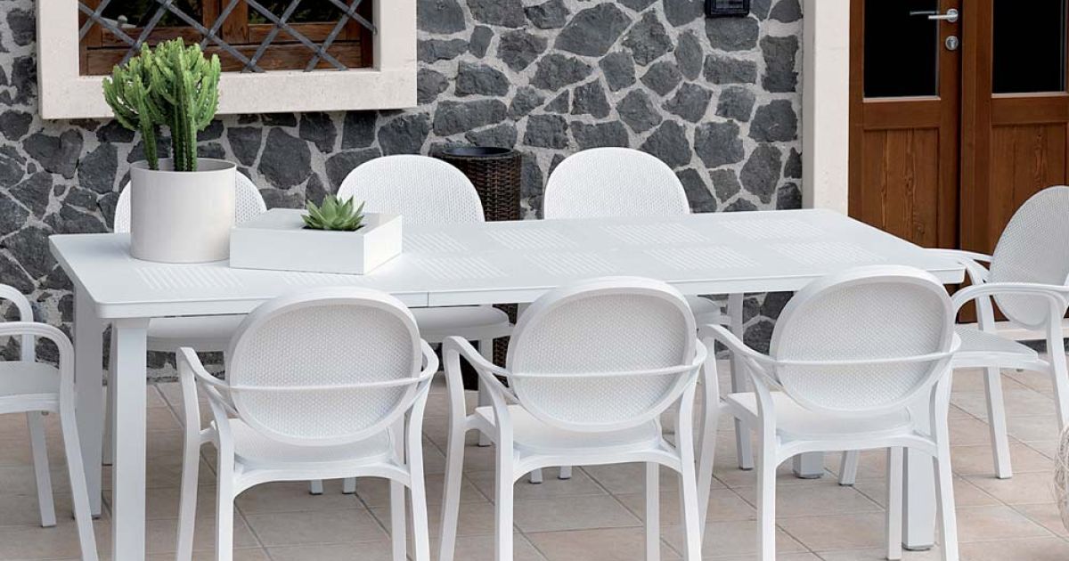 Mesa extensible hasta 220 cm en polipropileno y aluminio.